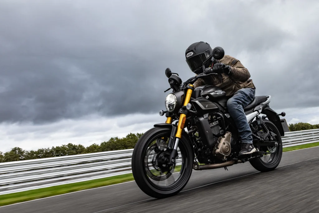 Hero Hunk 440 Global Expansion: Hero MotoCorp Enters Italy and the UK ...